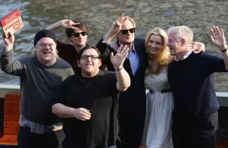 Глумачка екипа Пиратског радија са својим редитељем Ричардом Кертисом (крајње десно)