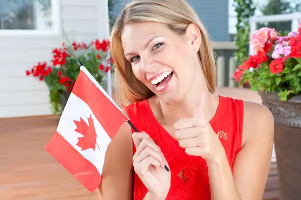 Mulher comemorando o Dia do Canadá