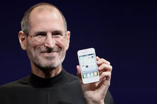 Steve Jobs hoiab käes iPhone'i