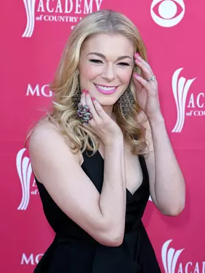 LeAnn Rimes نىڭ ھەممىسى كۈلۈمسىرەيدۇ