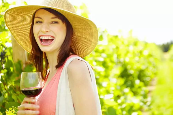 ワインを飲む幸せな女性