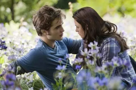 Robert Pattinson y Kristen Stewart en la saga Crepúsculo: Eclipse