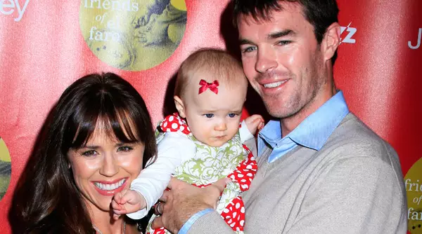 Trista en Ryan Sutter poseer saam met baba Blakesley