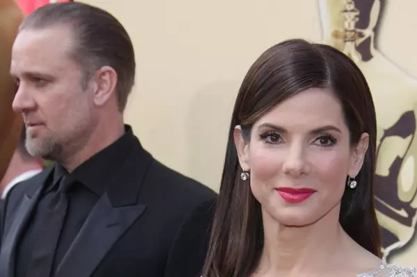 Sandra Bullock ati Jesse James pin