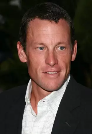 Lance Armstrong yn croesawu bachgen bach