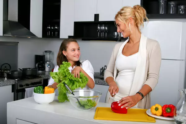 Maman et sa fille dans la cuisine