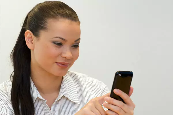 Mujer con iPhone