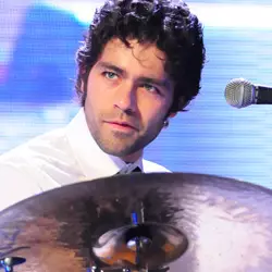 Adrian Grenier gra na perkusji