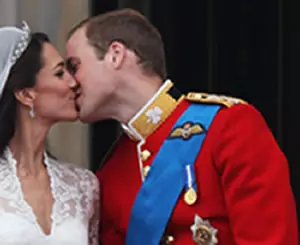 ព្រះអង្គម្ចាស់ William និង Kate Middleton ថើបក្នុងពិធីរៀបអភិសេក