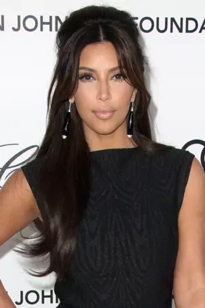 Kim Kardashian-ek bularretako argazkia txiokatu du