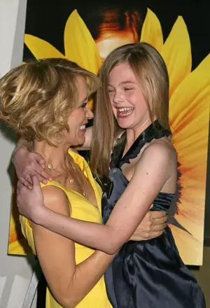 Felicity Huffman እና Elle Fanning ለአፍታ ተጋርተዋል።