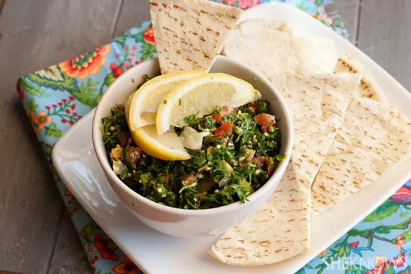 Kotitekoinen tabbouleh kvinoalla ja tuoreella sitruunakastikkeella