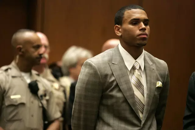 Chris Brown në gjykatë ku pranoi fajësinë