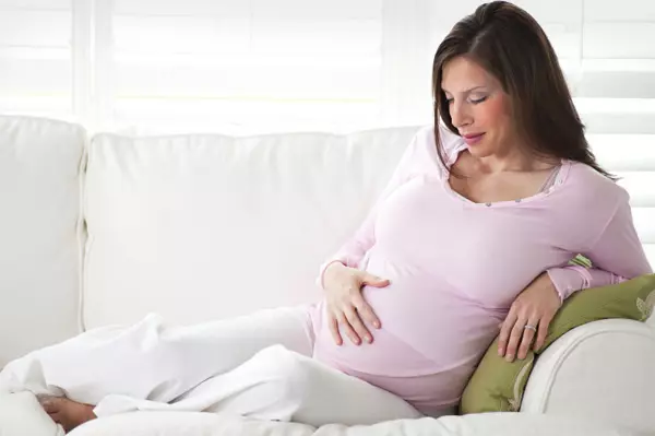 Femme enceinte pensant