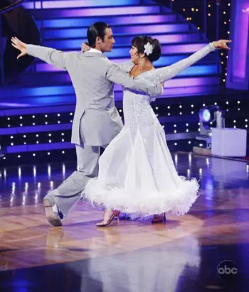 Gilles y Cheryl bailan el vals