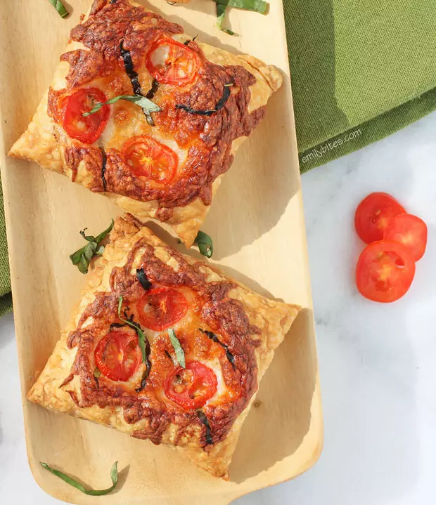 Caprese bánh tart của Emily Bites