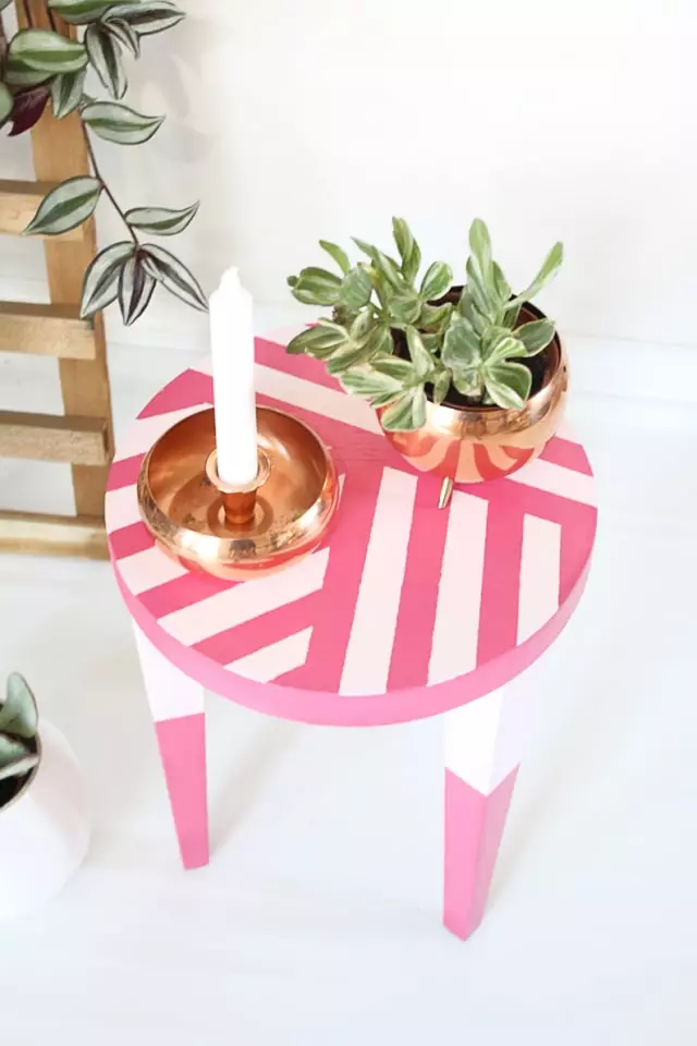 Pink na stool nwere ụkpụrụ