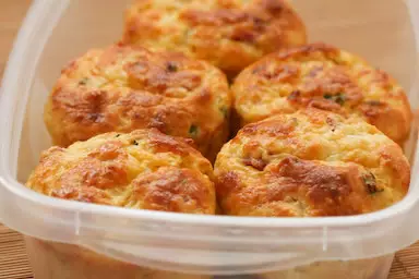 Raňajkové muffiny so šunkou a syrom