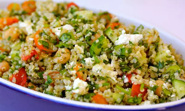 Quinoa tabouli so syrom feta a fazuľou garbanzo