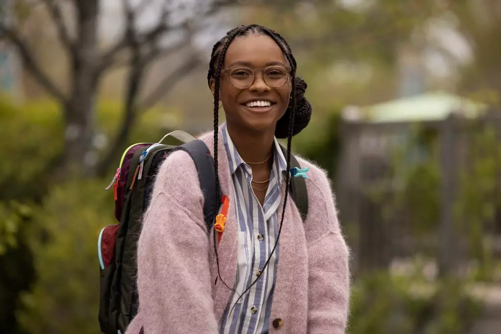 Naomi -- “Pilot” -- Nombor Imej: NMI101a_0218r -- Gambar: Kaci Walfall sebagai Naomi -- Foto: Fernando Decillis/The CW -- © 2021 The CW Network, LLC. Hak cipta terpelihara.