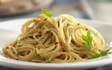 Barilla PLUS Spaghetti sottili con aglio, scaglie di peperoncino e olio d'oliva