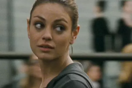 Mila Kunis කළු හංසයා