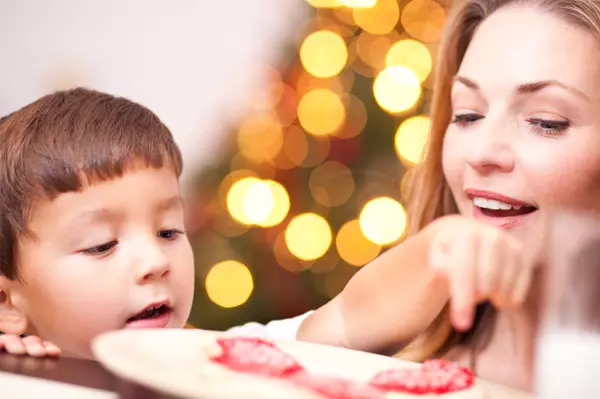 Μαμά και γιος με χριστουγεννιάτικα μπισκότα