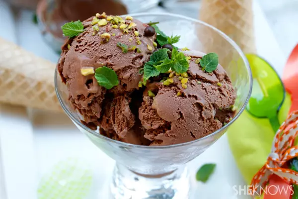 Chocolate gbara ọchịchịrị na pistachio gelato bara ụba