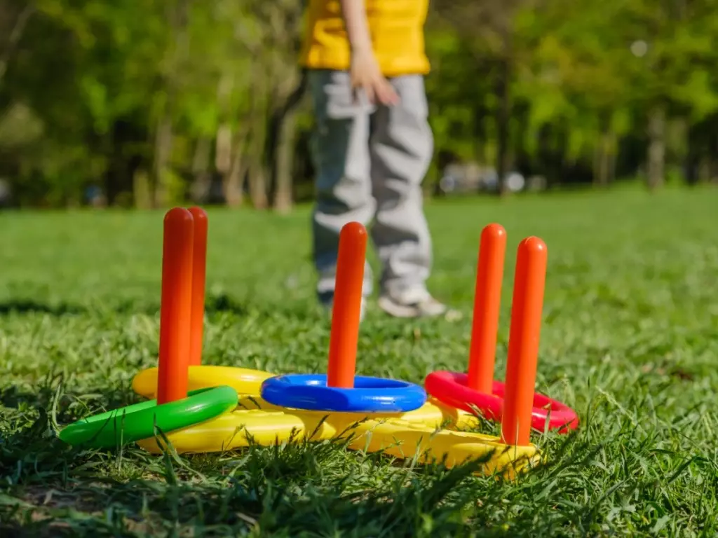 Забавни игри со тревник на отворено за деца