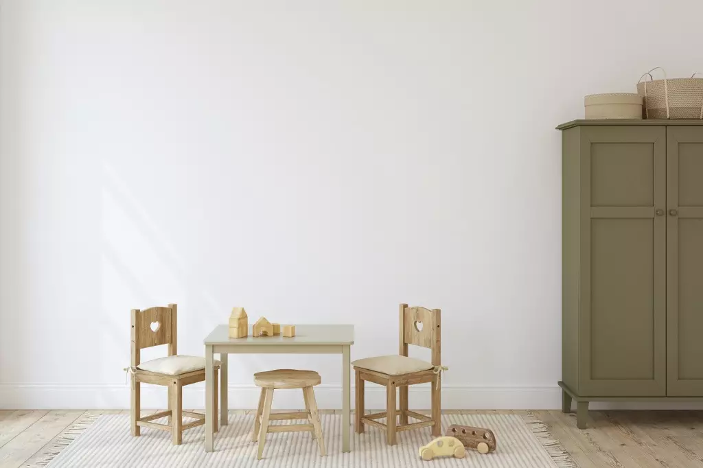 Dai ai tuoi bambini un posto dove giocare con questi set di sedie e tavoli in legno